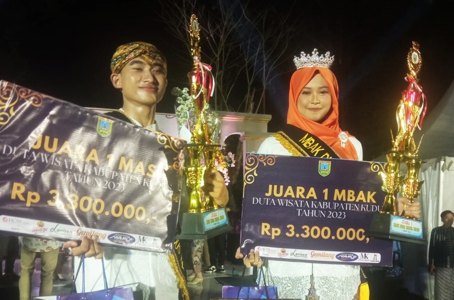 Franky dan Jihan Dinobatkan Sebagai Mas dan Mbak Duta Wisata Kudus 2023 ... Franky dan Jihan Dinobatkan Sebagai Mas dan Mbak Duta Wisata Kudus 2023 ...